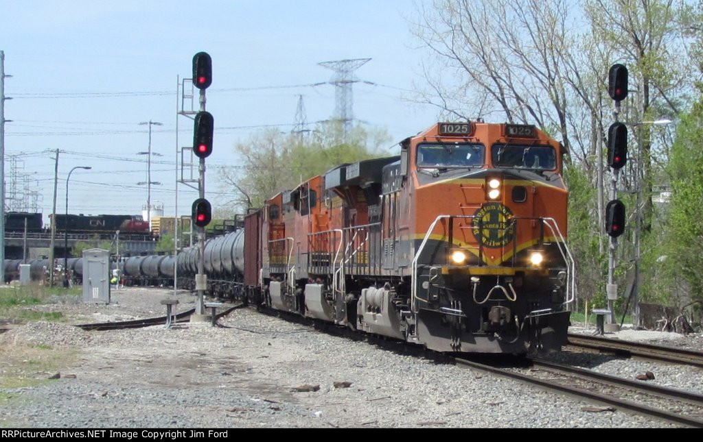 BNSF 1025